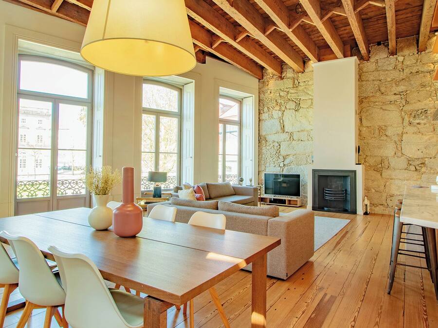 Apartamento superior, 3 quartos (Rua Mouzinho da Silveira, 18) | Área de estar | TV de tela plana