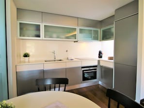 Estúdio premium, vista para o rio | Cozinha privada | Geladeira, micro-ondas, fogão, cooktop