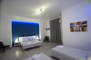 Quarto Quádruplo | Roupa de alta qualidade, edredões de penas, camas de colchão pillowtop