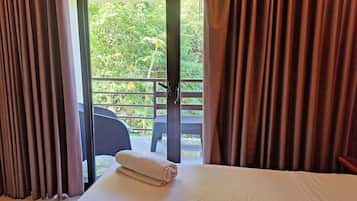 Quarto casal conforto, 1 cama King, para não fumantes, sacada | Wi-Fi de cortesia, roupa de cama
