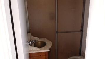 Apartamento | Casa de banho | Um polibã, artigos de higiene pessoal grátis, toalhas fornecidas