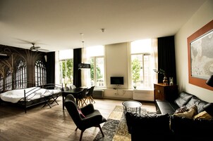 Suite-Estúdio Deluxe, não fumadores | Com decoração personalizada, com mobília individualizada, secretária 