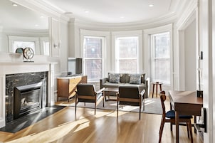 Estúdio Elite | Sala de estar | TV de ecrã plano, lareira, leitor de DVD, filmes em estreia