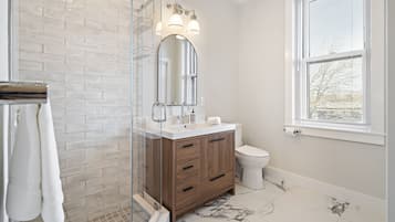 Suíte estúdio clássica | Banheiro | Chuveiro, produtos de toalete grátis, secador de cabelo