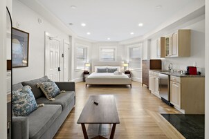 Estúdio Comfort | Roupa de alta qualidade, secretária, ferro/tábua de engomar