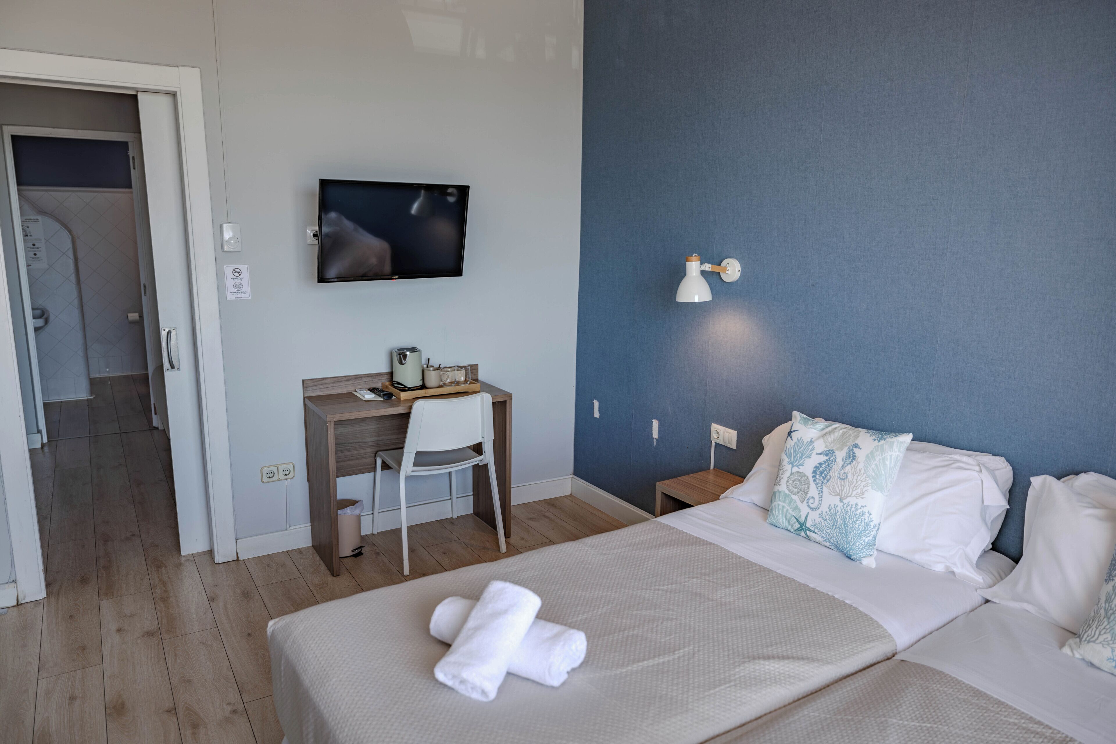 Quarto Triplo | Secretária, Wi-fi grátis, roupa de cama fornecida 