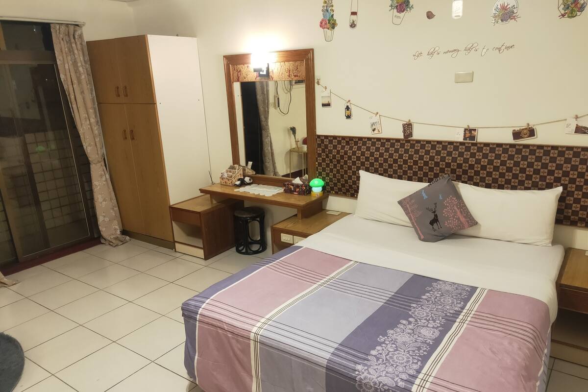 Quarto casal standard | Escrivaninha, cortinas blackout, Wi-Fi de cortesia