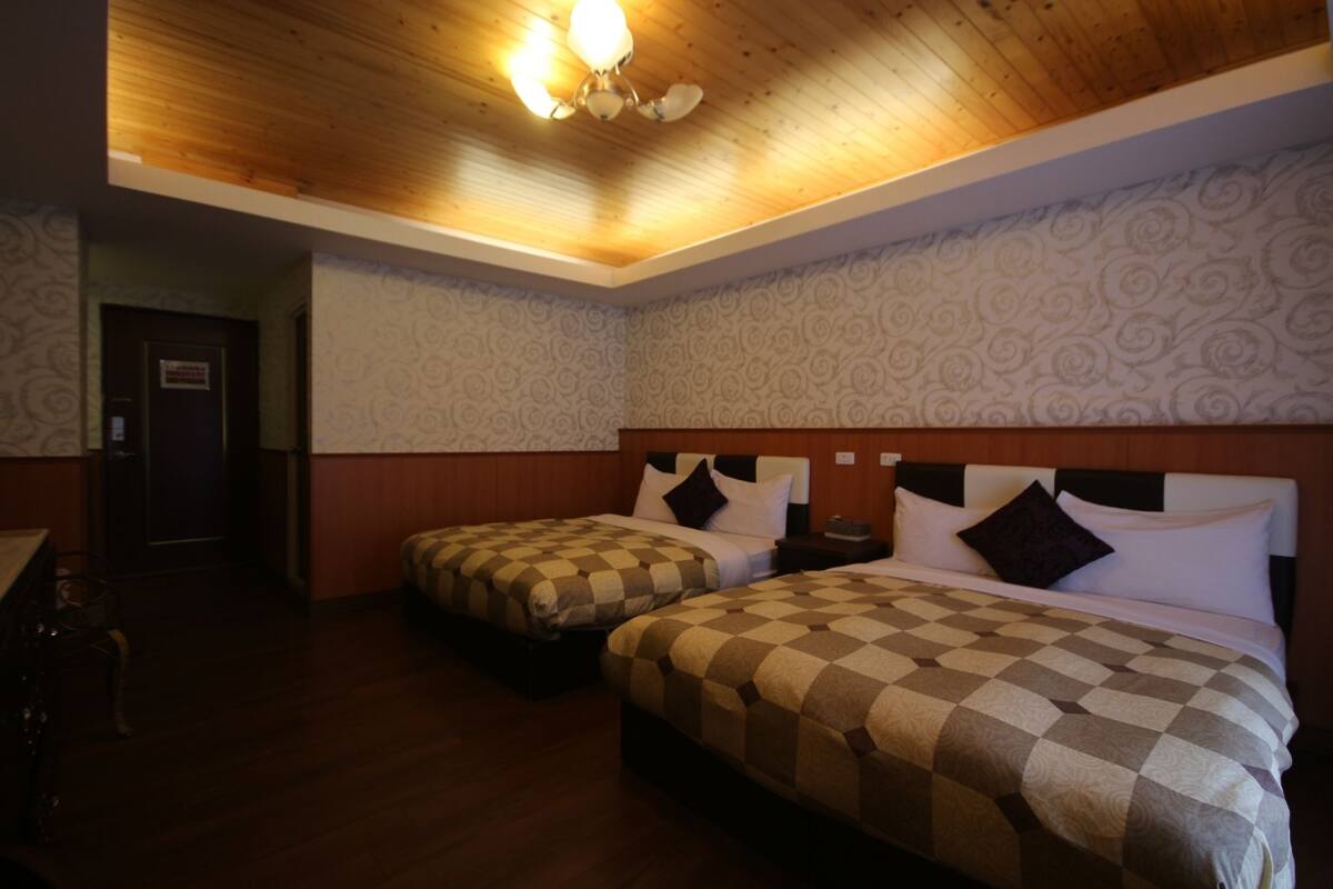 Quarto quádruplo luxo, 2 camas de casal, banheira de imersão, vista para a piscina | Comodidades do quarto