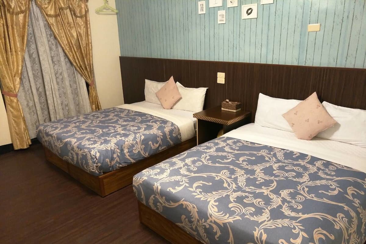 Quarto quádruplo standard | Escrivaninha, cortinas blackout, Wi-Fi de cortesia