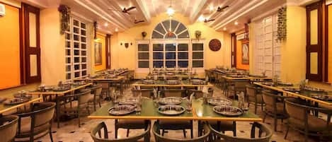 Café da manhã com buffet todos os dias (INR 250 por pessoa)