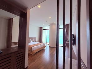 Quarto casal premium, 1 cama Queen, vista para o oceano | Roupas de cama premium, frigobar, cofres nos quartos, escrivaninha