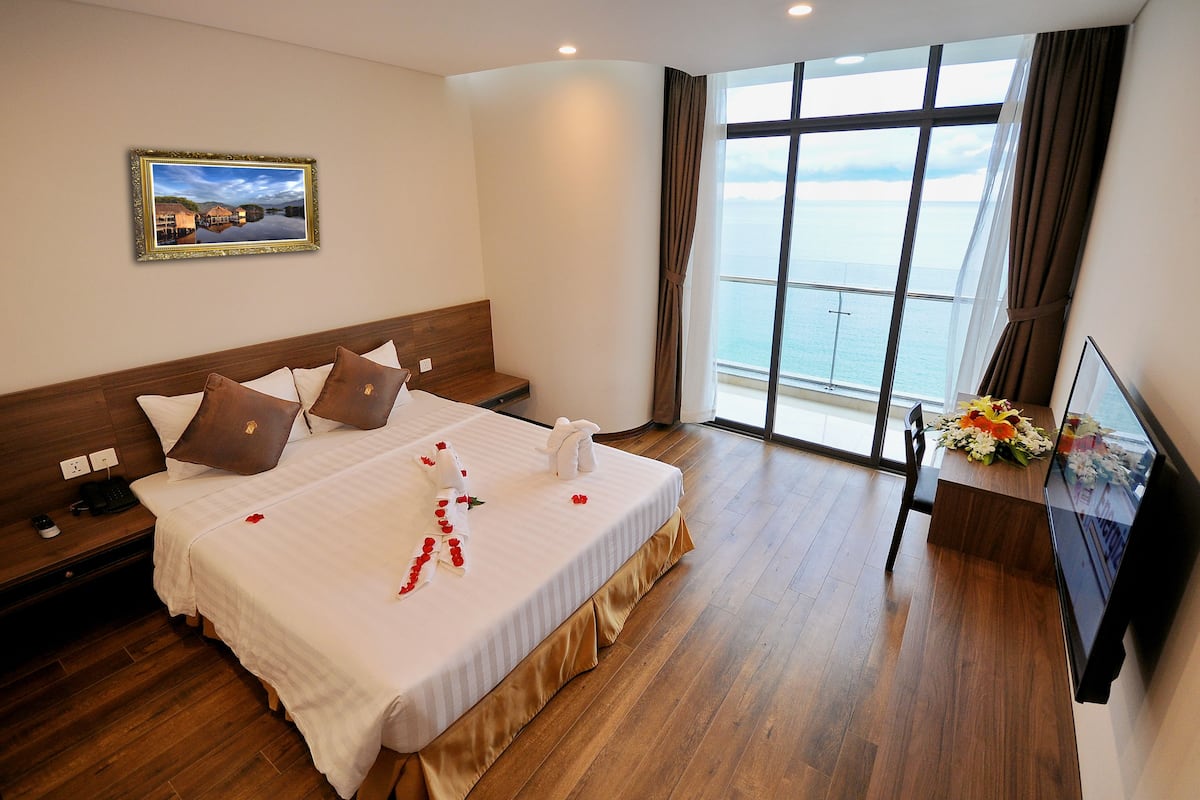 Quarto Duplo ou Twin Deluxe, varanda, vista para o mar | Roupa de alta qualidade, minibar, cofre no quarto, secretária