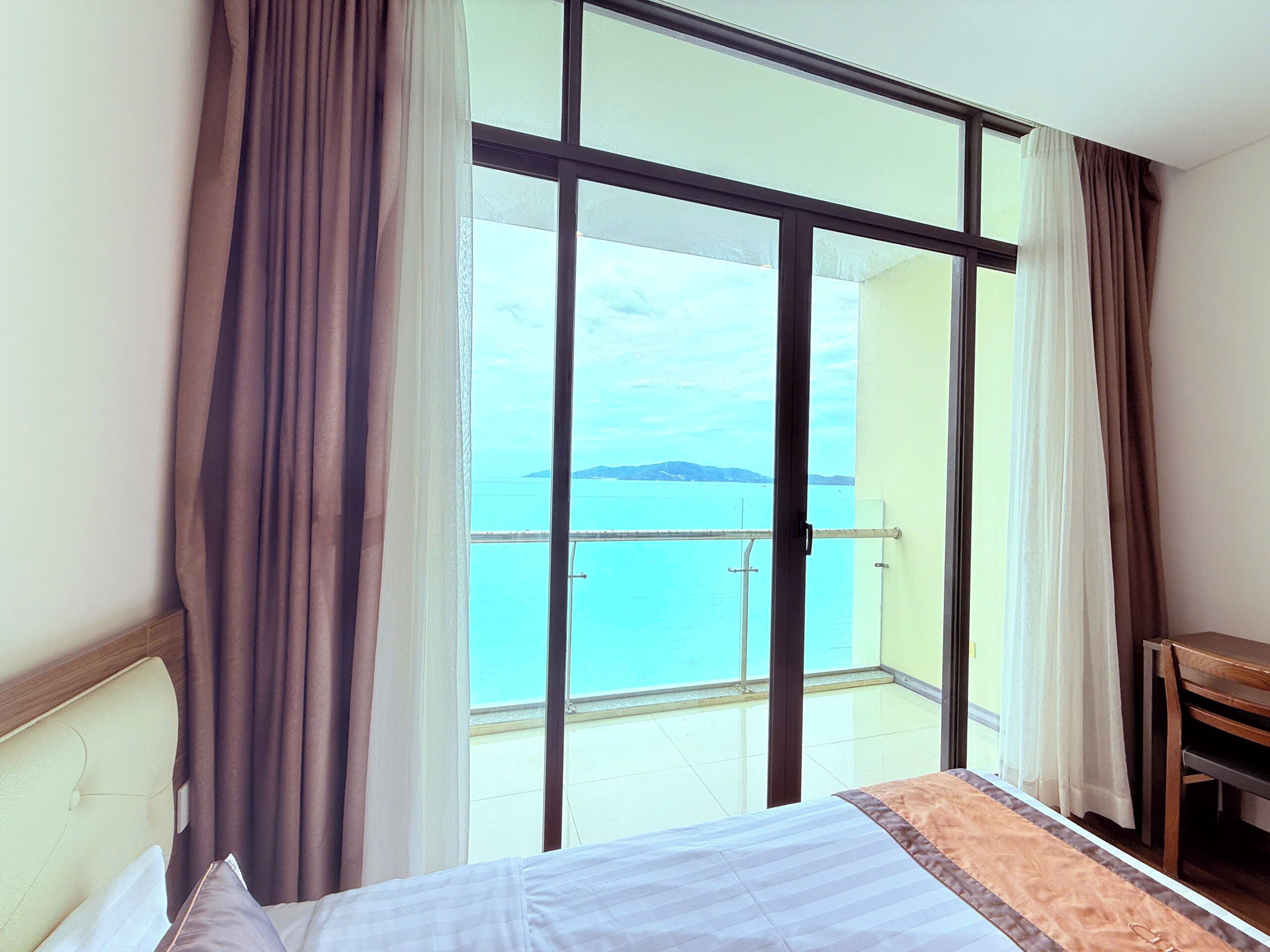 Quarto casal ou duplo luxo, sacada, vista para o mar | Roupas de cama premium, frigobar, cofres nos quartos, escrivaninha