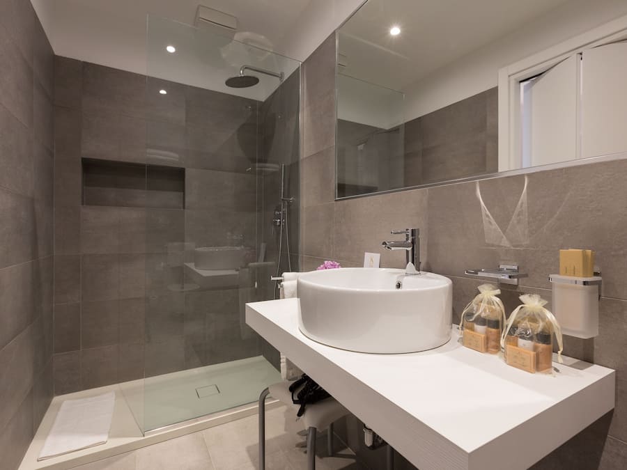 Quarto Duplo Standard | Casa de banho | Um polibã, um chuveiro fixo, artigos de higiene pessoal grátis