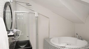 Quarto Standard | Casa de banho | Um polibã, um chuveiro fixo, artigos de higiene pessoal grátis 