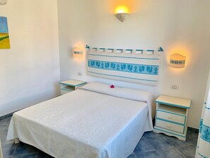 2 quartos, ferros/tábuas de passar roupa, berços grátis