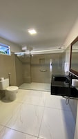 Quarto casal real | Banheiro | Chuveiro, toalhas de banho, sabonete, papel higiênico