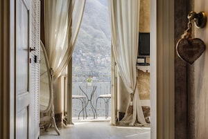 Suite, varanda, vista para o lago | Roupa hipoalergénica, minibar, cofre no quarto, secretária 