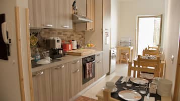 Geladeira, cooktop, talheres/pratos/utensílios de cozinha