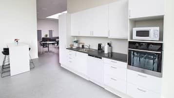Quarto Familiar | Cozinha partilhada | Um frigorífico, um micro-ondas, um forno, uma placa de cozinha