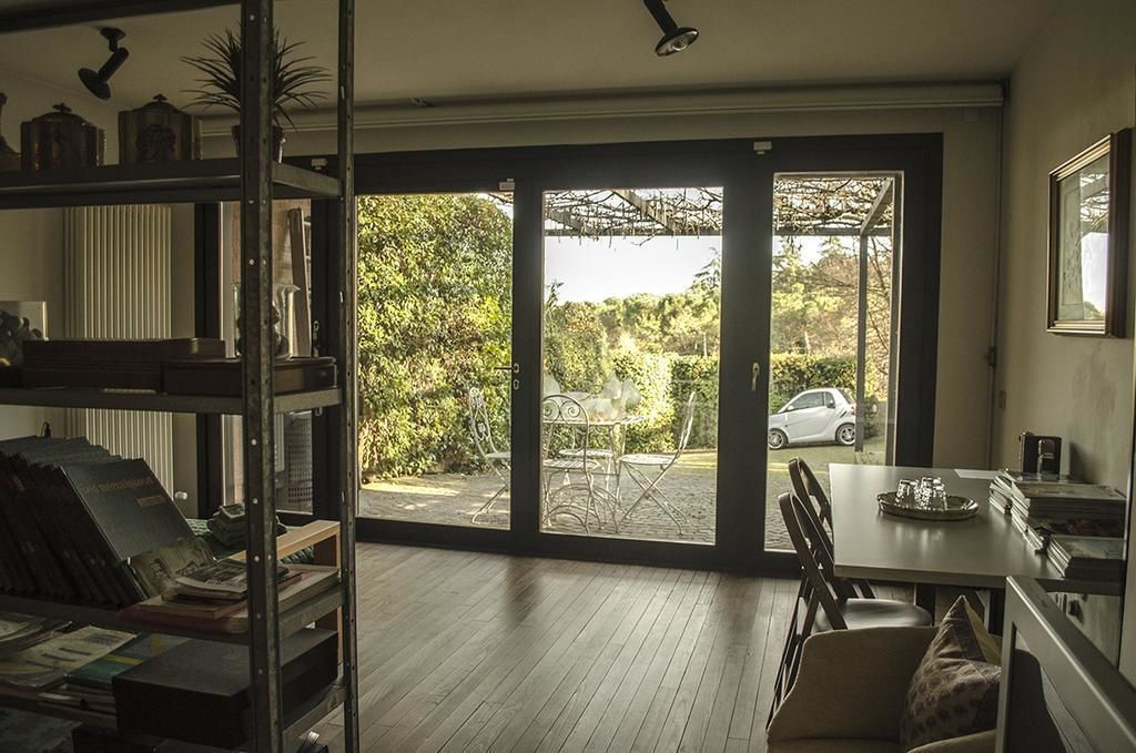 Quarto Triplo, casa de banho privativa, vista para a piscina | Secretária, secretária adequada para computadores portáteis 