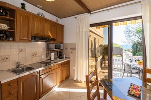 Studio Apartment with Sea View | Cozinha privada | Geladeira, micro-ondas, cooktop, cafeteira/chaleira