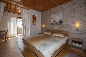 Bungalow with Sea View | Cofre no quarto, com decoração personalizada 