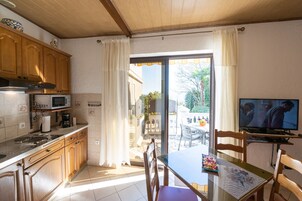 Studio Apartment with Sea View | Sala de estar | TV de ecrã plano 