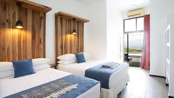 Quarto quádruplo panorâmico, 2 camas Queen, varanda | 2 quartos, roupas de cama premium, camas com colchões pillow-top