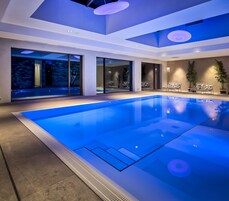 Piscina interior, espreguiçadeiras 