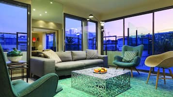 Penthouse, 5 quartos, terraço | Sala | TV de ecrã plano
