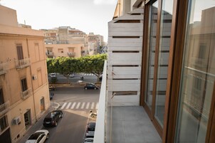 Quarto Triplo Comfort, 1 quarto (Corallo) | Vista para a rua