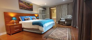 Quarto Deluxe, 1 quarto | 5 quartos, camas de colchão pillowtop, com decoração personalizada 