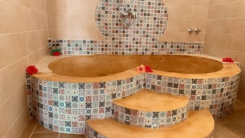 Um polibã, um chuveiro fixo, um secador de cabelo, toalhas fornecidas