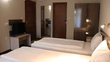 Quarto triplo conforto, 1 quarto, para não fumantes, vista para a cidade | Roupas de cama premium, escrivaninha, espaço de trabalho para notebook