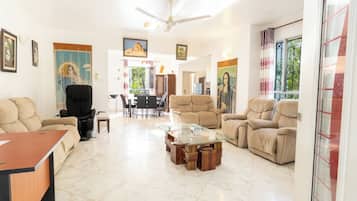 Two Bedroom Deluxe Villa | Sala de estar | Televisor LCD