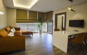 Suite, 2 quartos | Sala de estar | Televisor LCD 