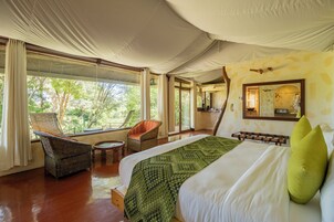 Suite Júnior, 1 cama king-size, vista para o rio, sobre a água | Roupa de alta qualidade, camas de colchão viscoelástico, minibar 