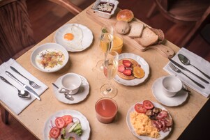 Pequeno-almoço tipo buffet diário mediante uma taxa 