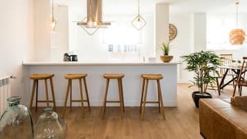 Suite (Skyline) | Cozinha privada | Um frigorífico, um micro-ondas, um forno, uma placa de cozinha
