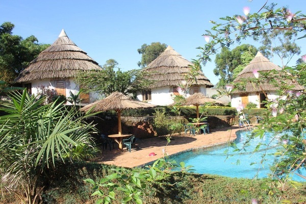 Piscina externa, espreguiçadeiras