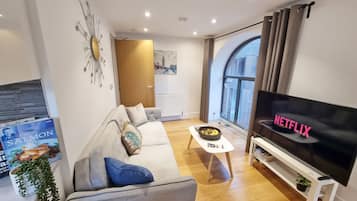 Apartamento premium, 1 quarto, cozinha | Área de estar | TV de tela plana