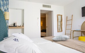 Cofres nos quartos, escrivaninha, quartos à prova de som, berços grátis