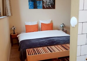 Quarto casal standard (4) | Escrivaninha, ferros/tábuas de passar roupa, Wi-Fi de cortesia