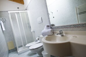 Um polibã, artigos de higiene pessoal grátis, um secador de cabelo 