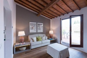 Apartamento, 1 quarto | Sala de estar | TV de ecrã plano 