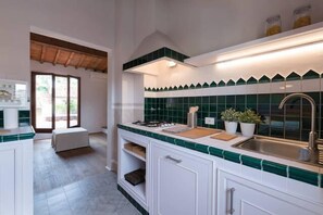 Apartamento, 1 quarto | Cozinha privada | Um frigorífico, um micro-ondas, uma placa de cozinha 