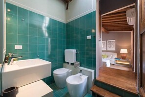 Apartamento, 1 quarto | Casa de banho | Um polibã, um secador de cabelo, um bidé, toalhas fornecidas 