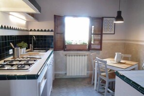 Apartamento, 1 quarto | Cozinha privada | Um frigorífico, um micro-ondas, uma placa de cozinha 