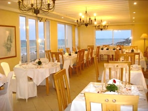 Pequenos-almoços, almoços, jantares servidos, com vista para a praia